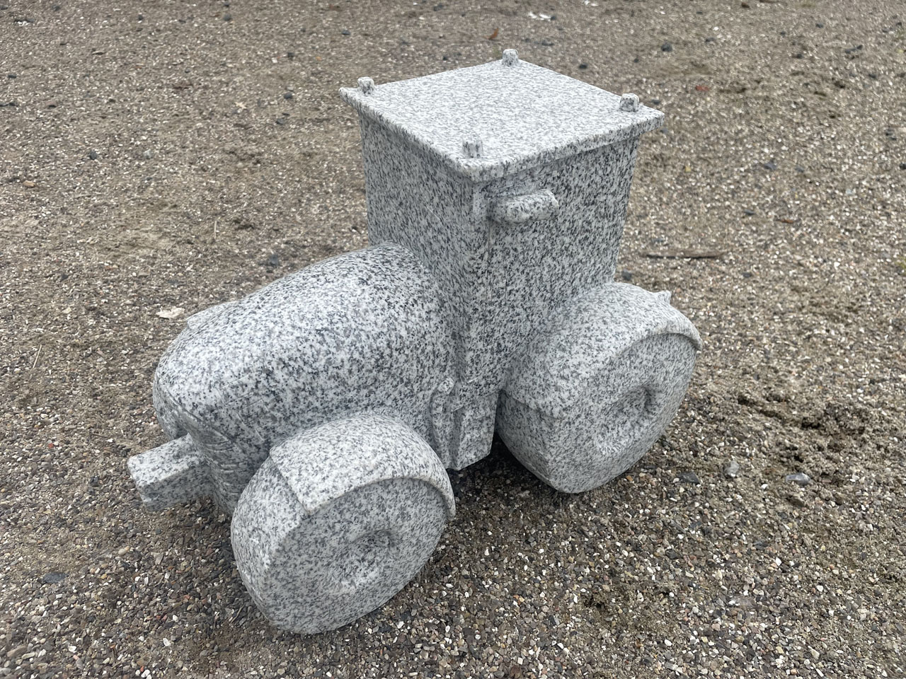 Lys granit Traktor | Himmerland Gravsten og Granit